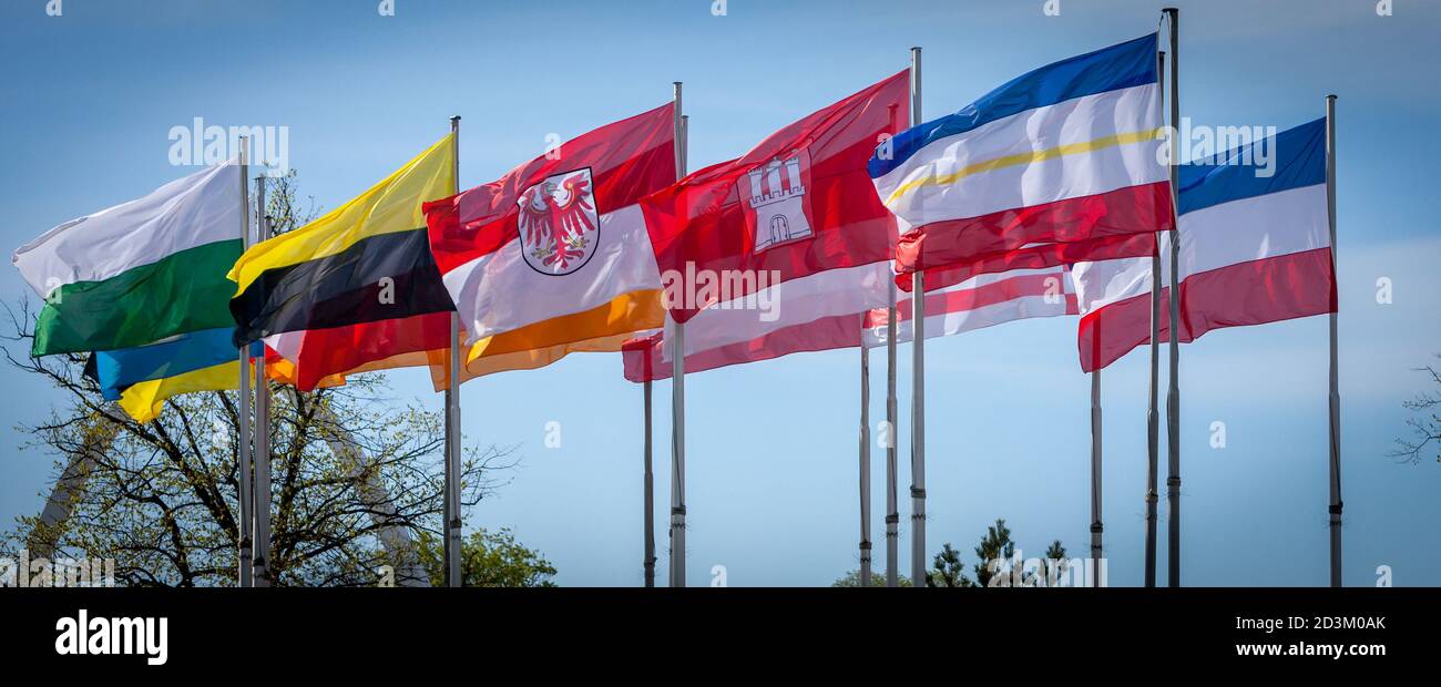 Twelve flags hi-res stock photography and images - Alamy
