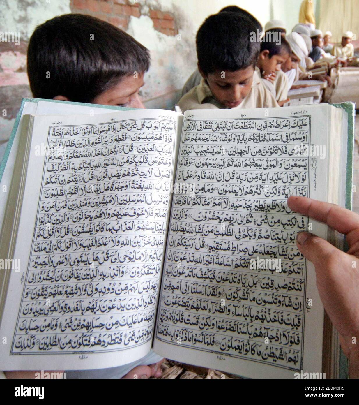 British muslim school children hi-res stock photography and images - Alamy