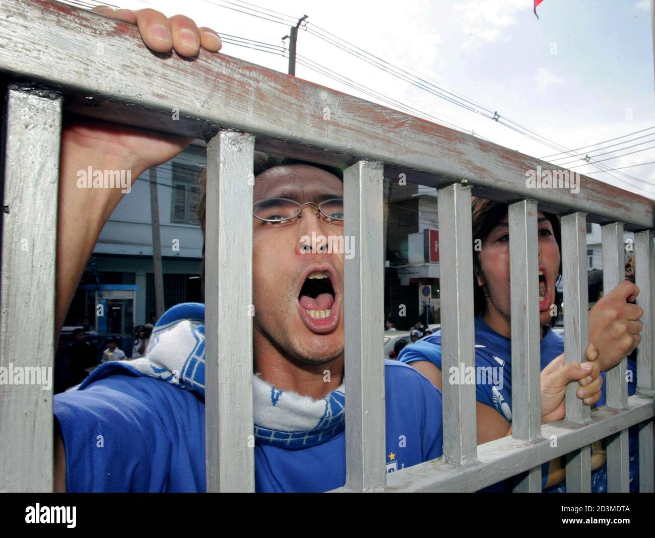 Japanese soccer fans cheer national hi-res stock photography and images ...