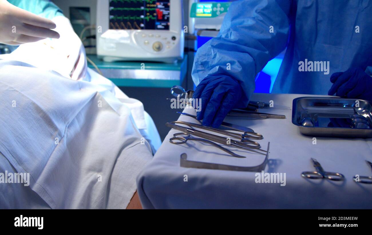 Surgeon surgery tool hi-res stock photography and images - Alamy