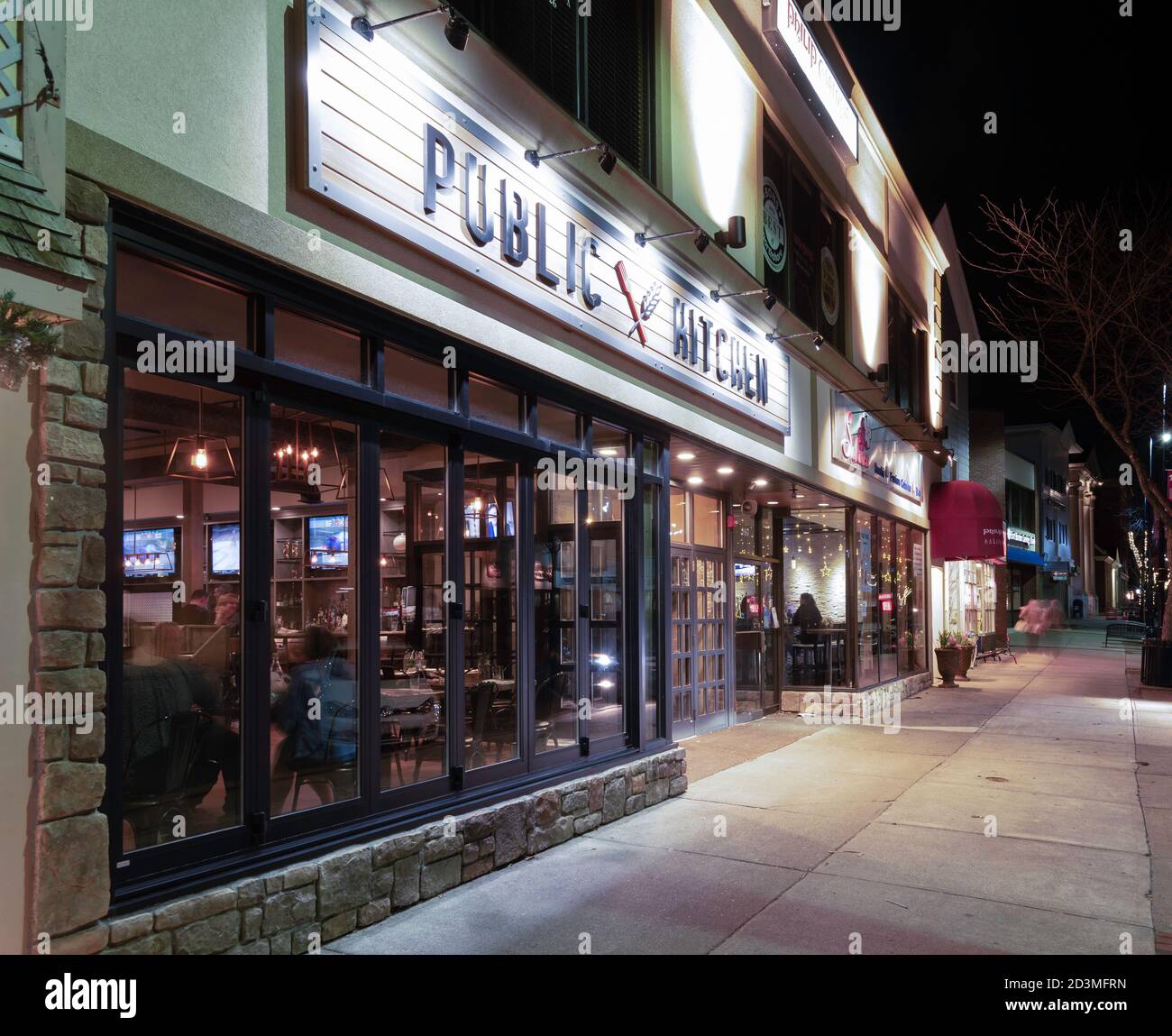 Storefronts on a main street hi-res stock photography and images - Alamy