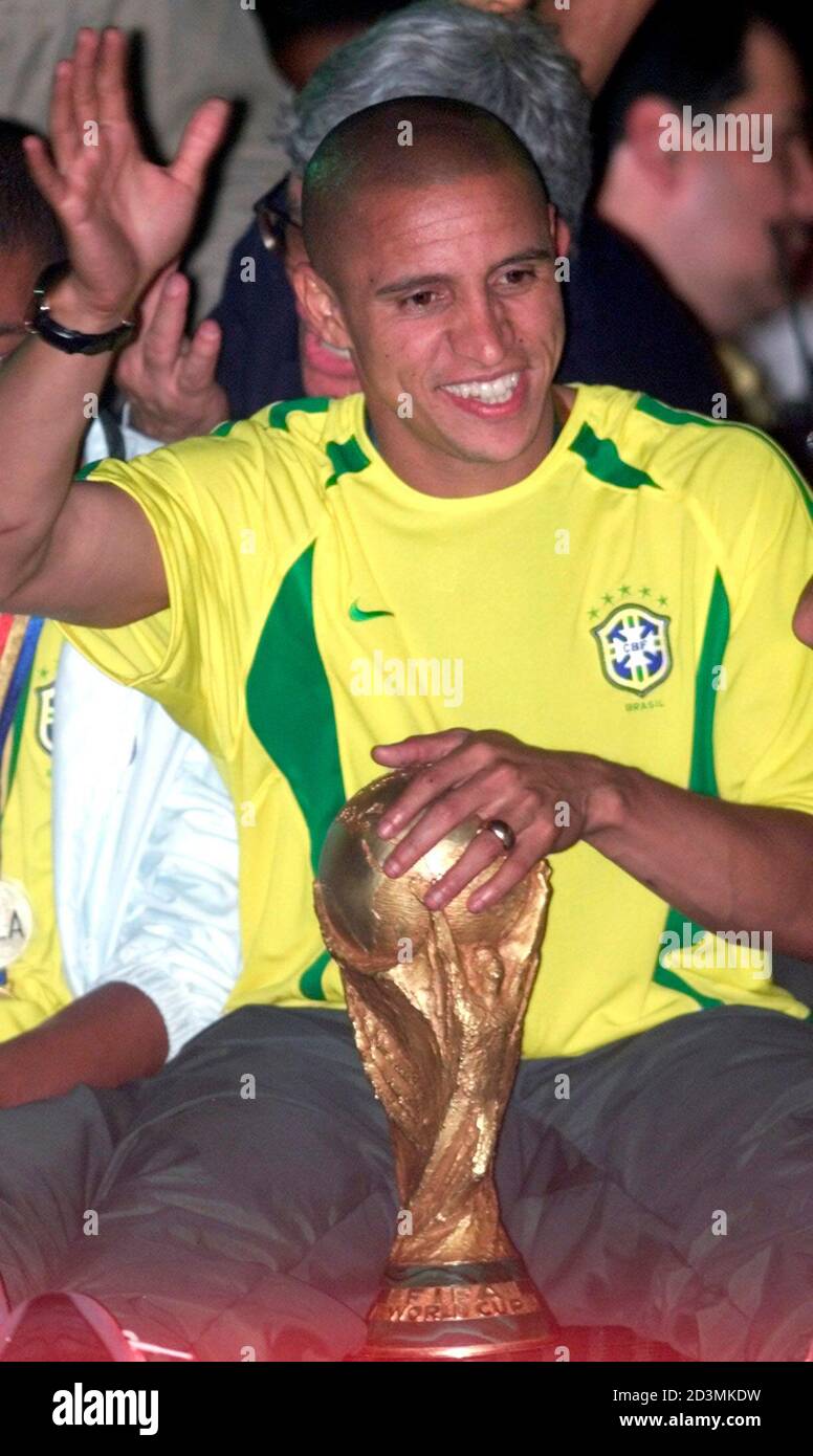 Roberto carlos world cup brazil 2002 hi-res stock photography and ...
