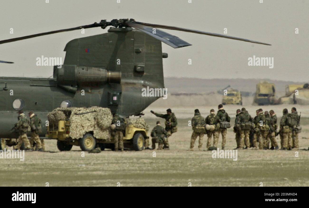 Chinook in iraq and british hi-res stock photography and images - Alamy