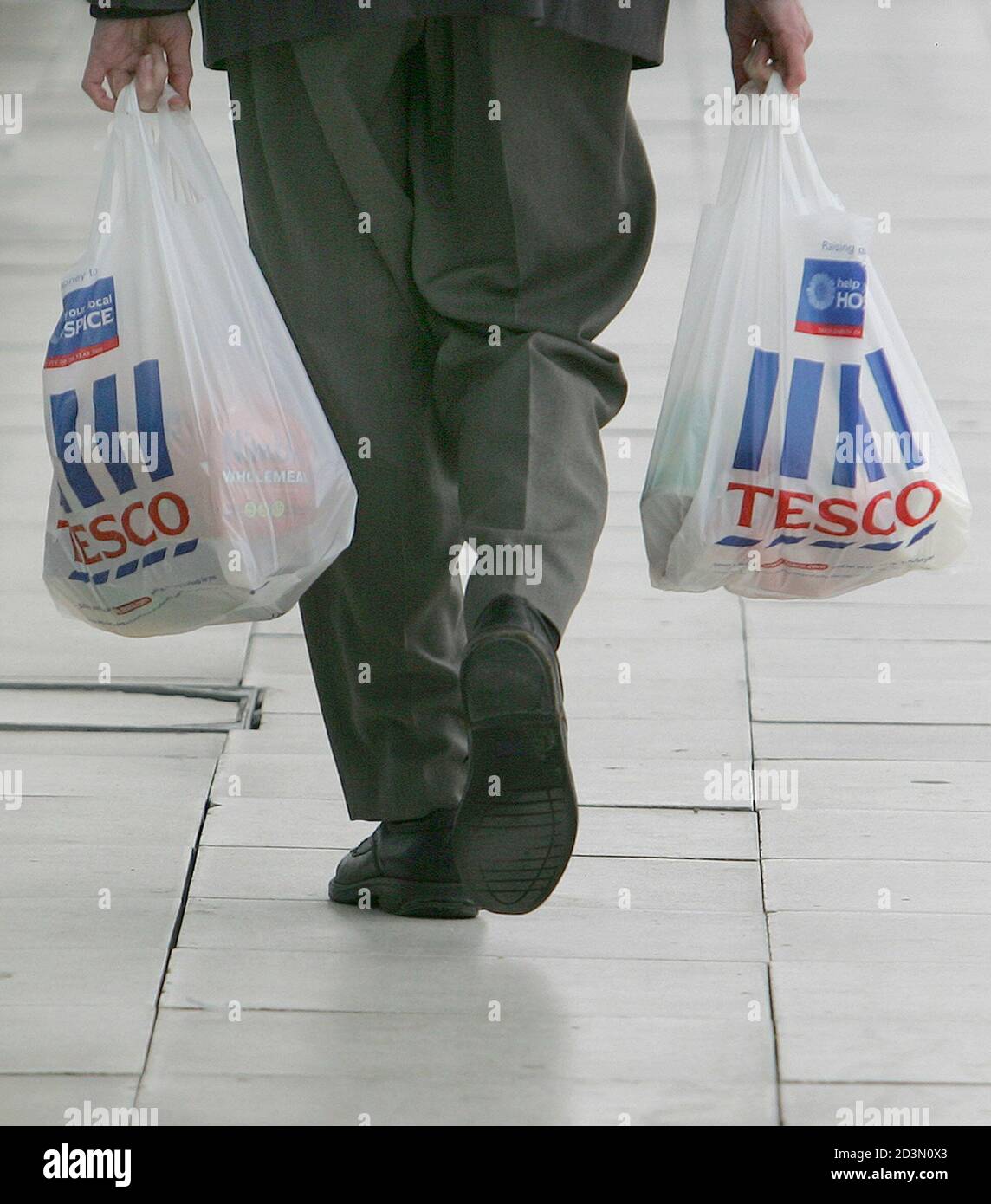 Man shopping in tesco supermarket hi-res stock photography and images ...