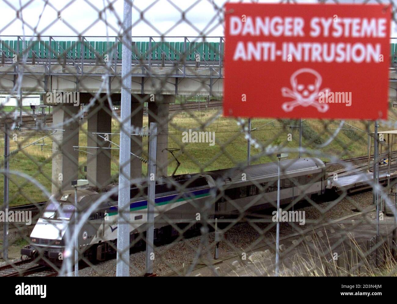 S fencing train hi-res stock photography and images - Alamy