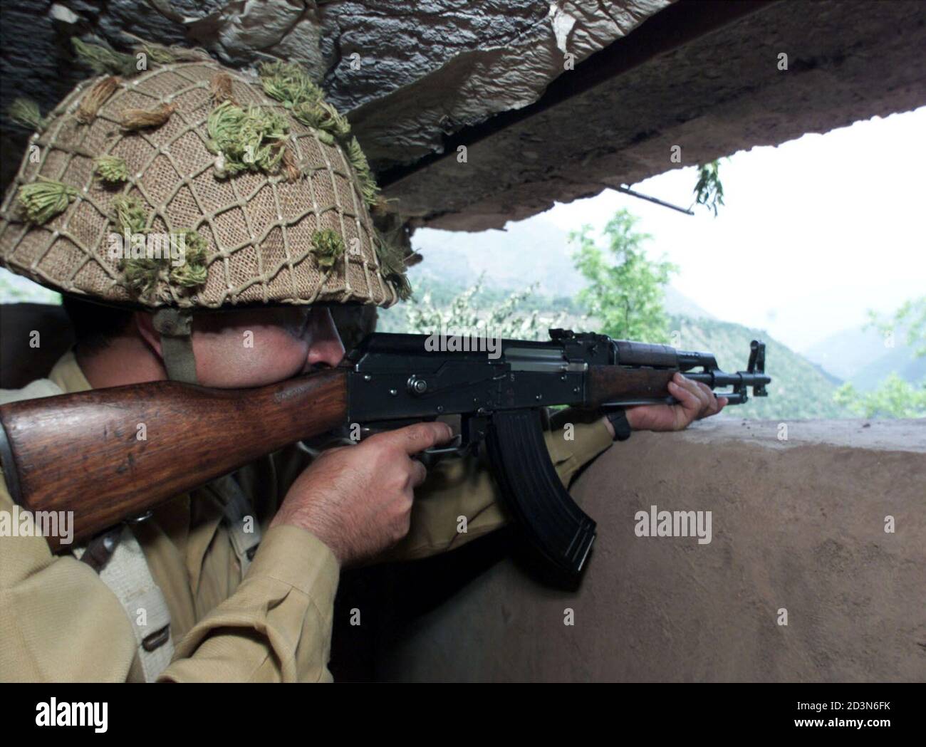 Indian army soldier on kashmir border hi-res stock photography and ...