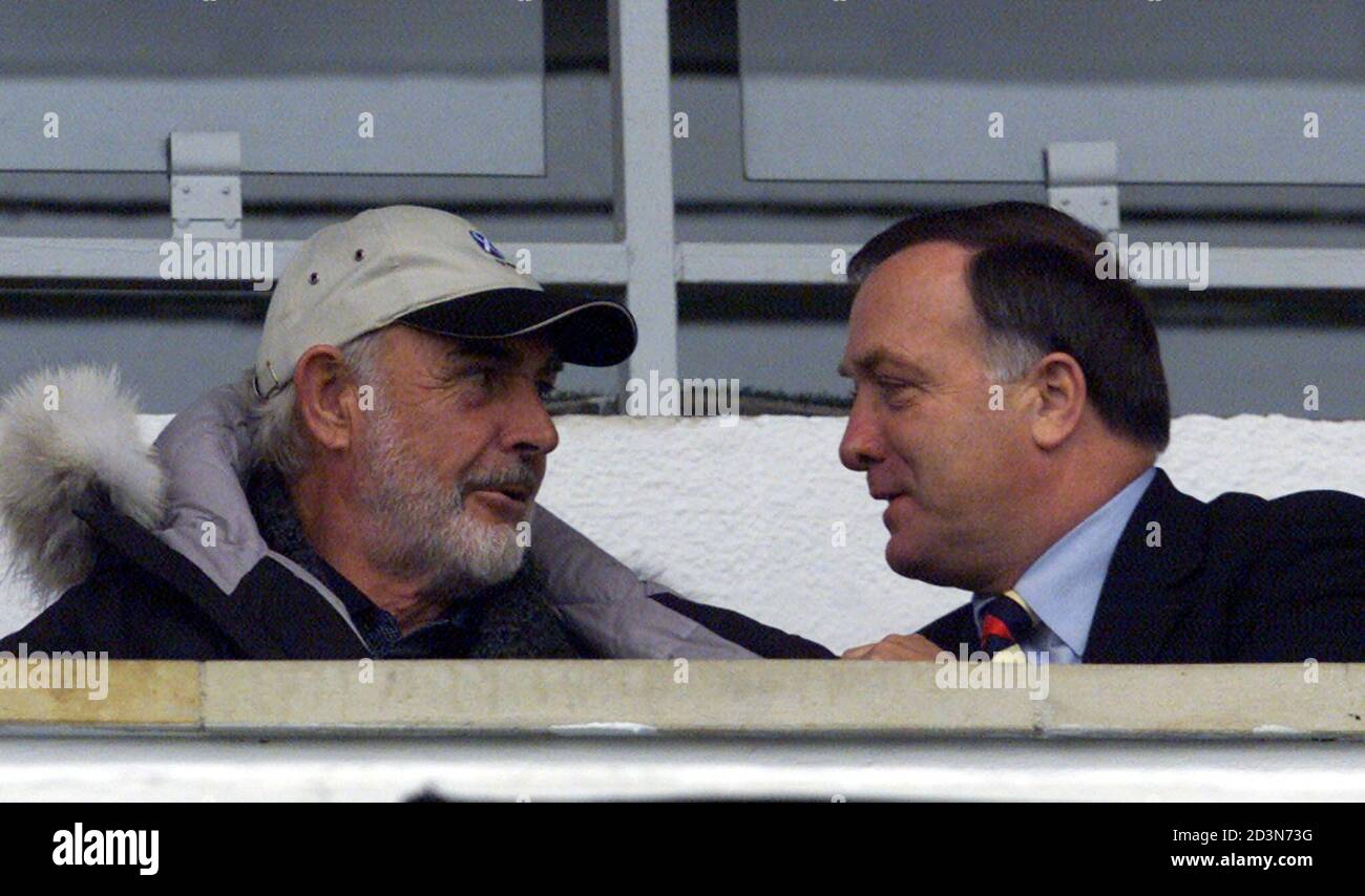 Sir sean connery hi-res stock photography and images - Alamy