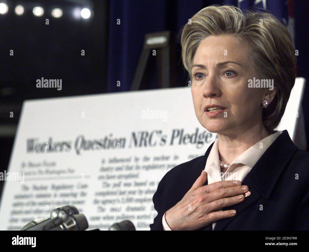 Bill and hillary clinton 2003 hi-res stock photography and images - Alamy