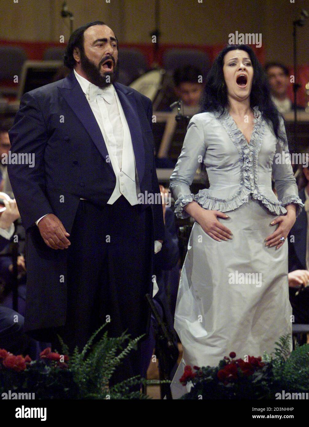 Luciano pavarotti on stage hi-res stock photography and images - Alamy
