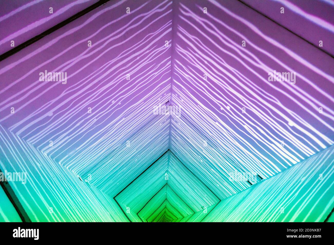 Infinity mirrored room hi-res stock photography and images - Alamy