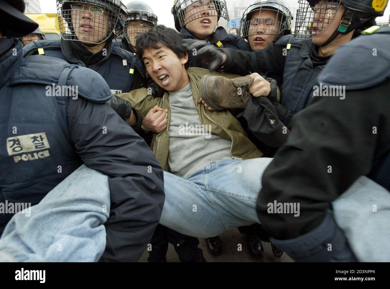 Korean gates hi-res stock photography and images - Alamy