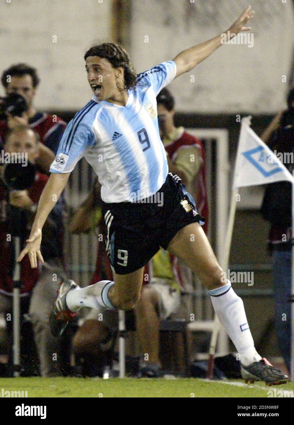 Argentinas hernan crespo celebrates hi-res stock photography and images ...