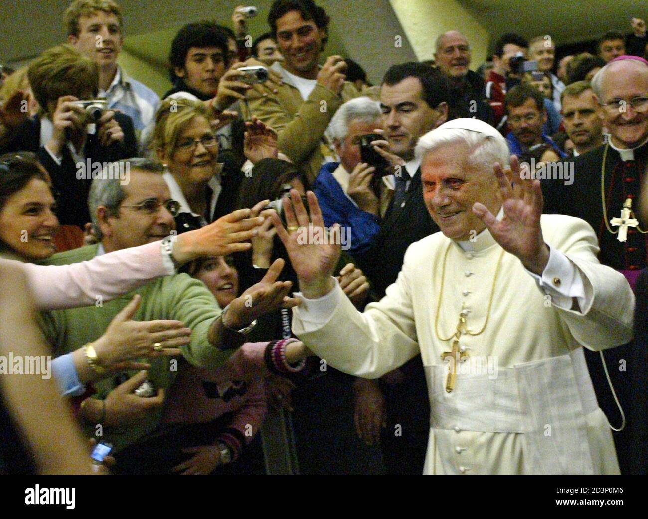 Pope benedict xvi at vatican nervi hall hi-res stock photography and ...