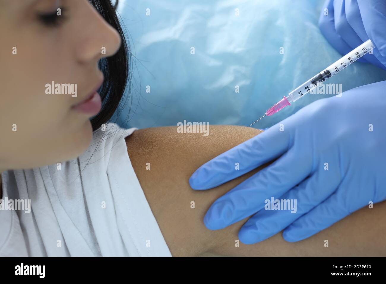 Doctor gives injection patient hi-res stock photography and images - Alamy