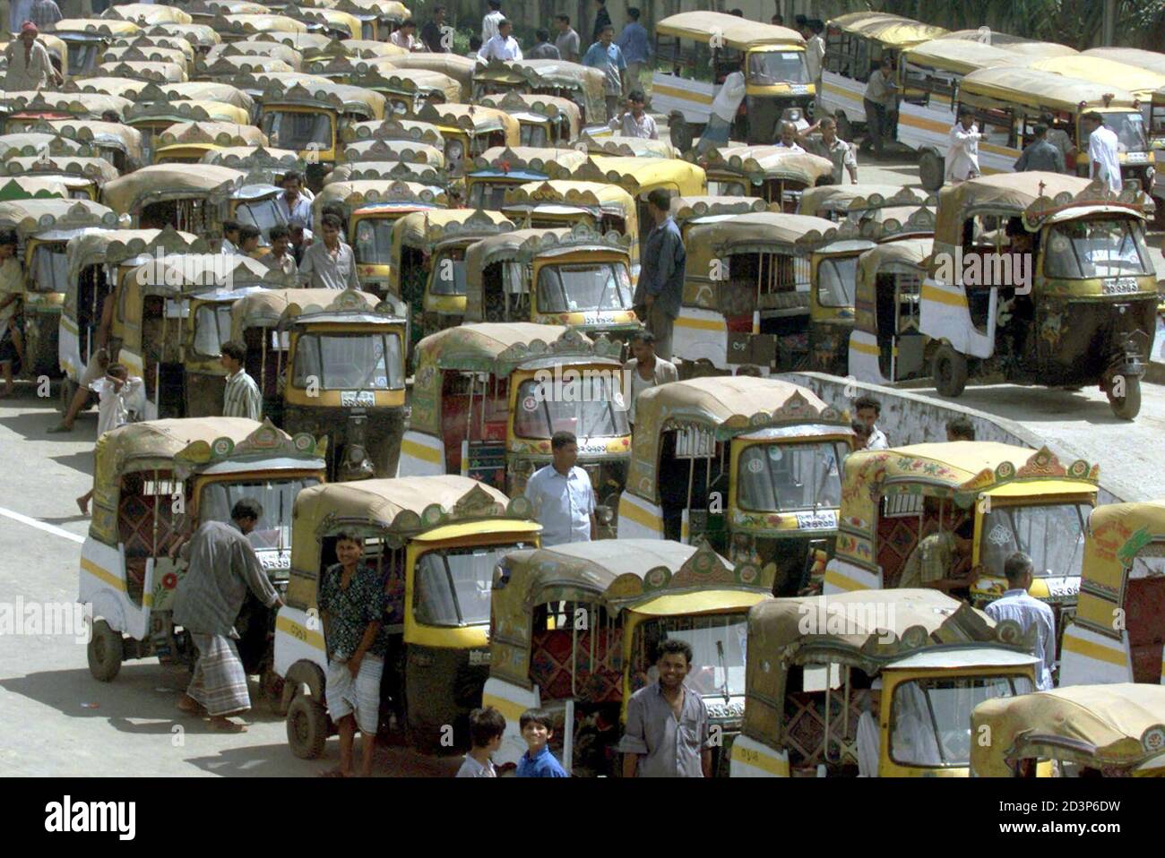Dhaka streets hi-res stock photography and images - Alamy