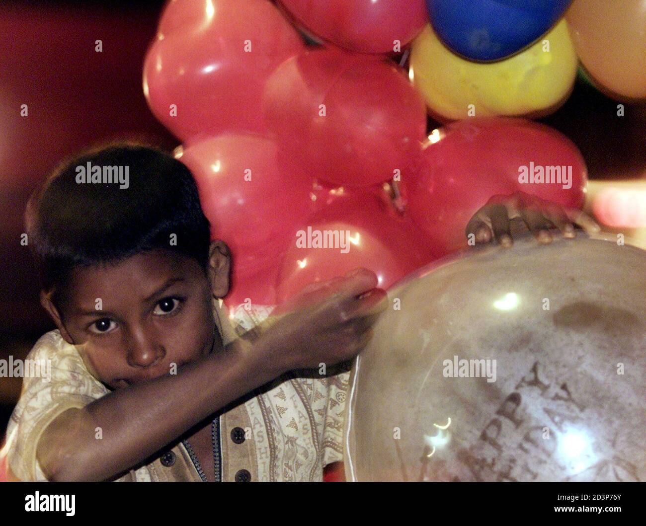 Indian boy selling balloons hi-res stock photography and images - Alamy