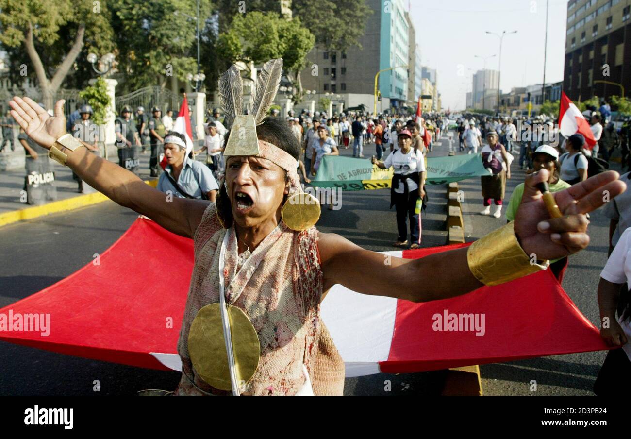 Peruvian farmer coca hi-res stock photography and images - Alamy