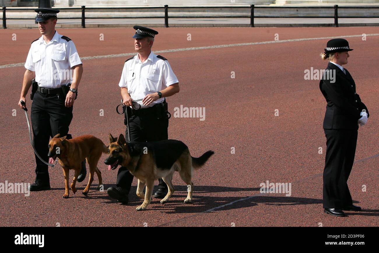 Buckingham palace ve day hi-res stock photography and images - Alamy