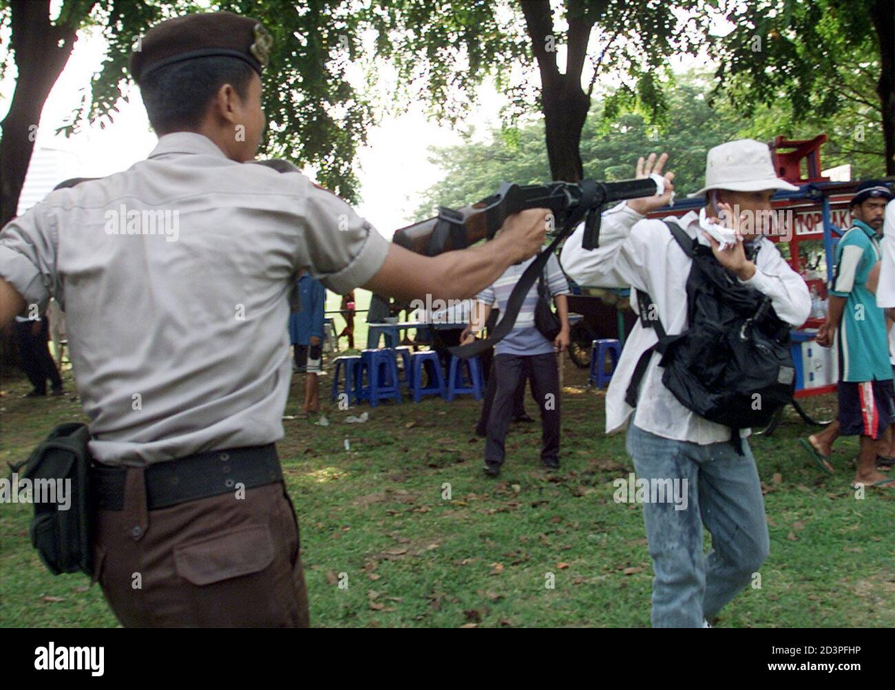 Policeman points hi-res stock photography and images - Alamy