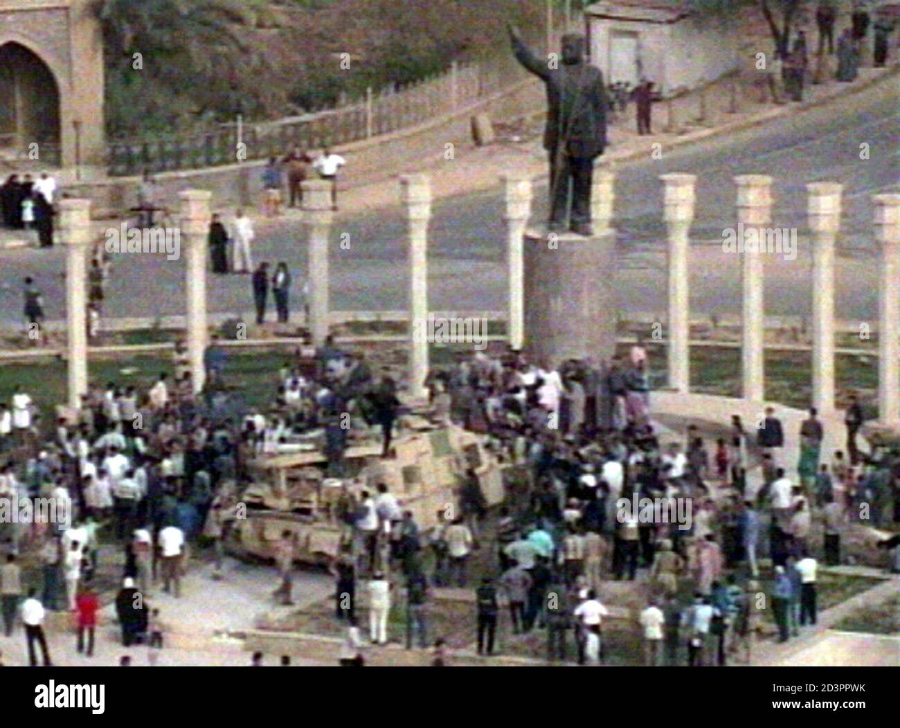 Saddam hussein statue down hi-res stock photography and images - Alamy