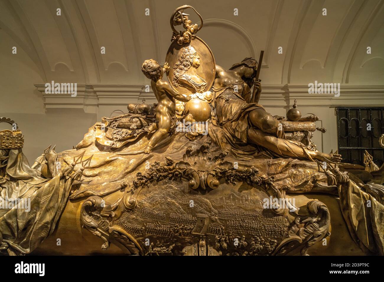 Sarkophag von Kaiser Karl VI. in der Kapuzinergruft in Wien, Österreich ...