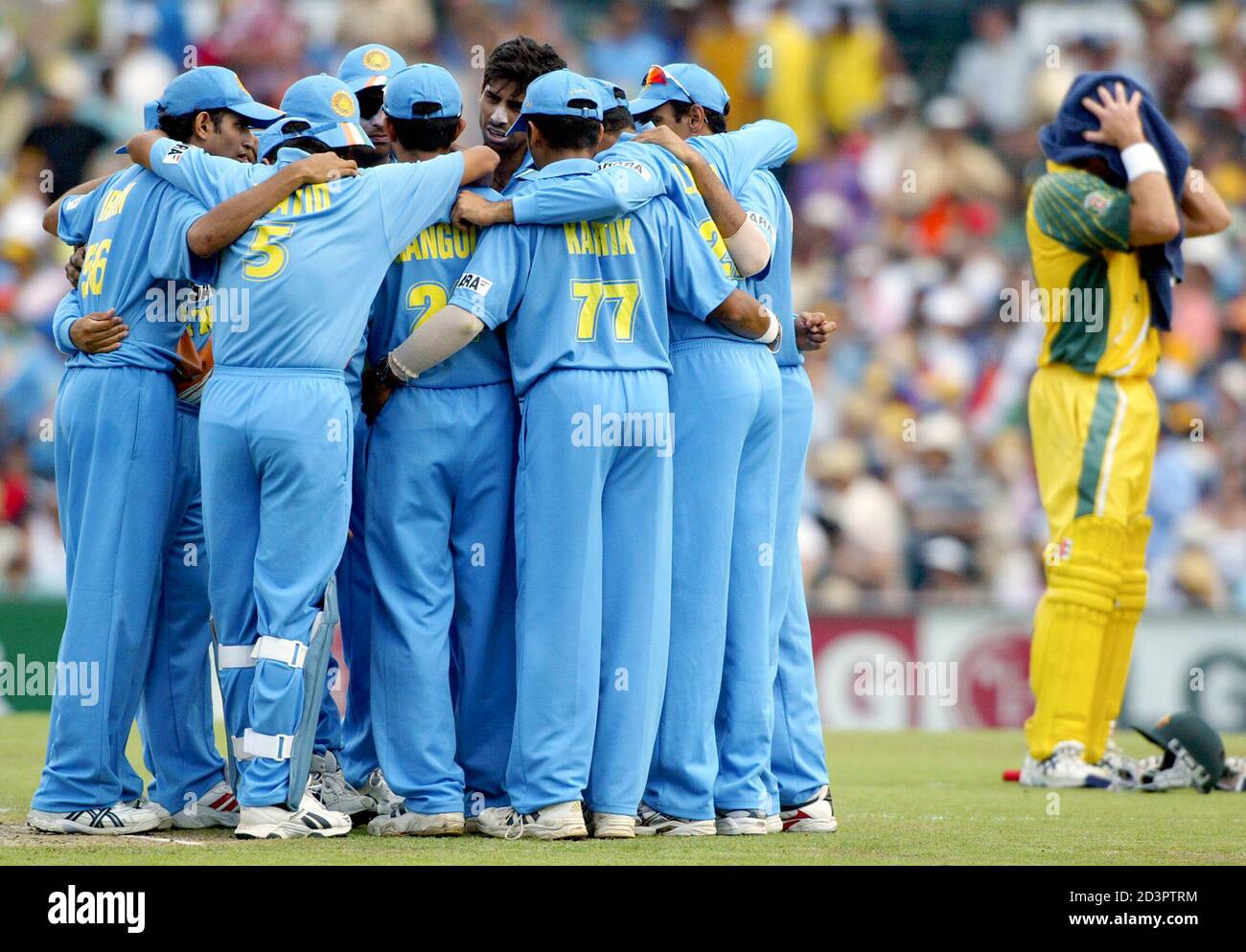 Cricket team india huddle hi-res stock photography and images - Alamy
