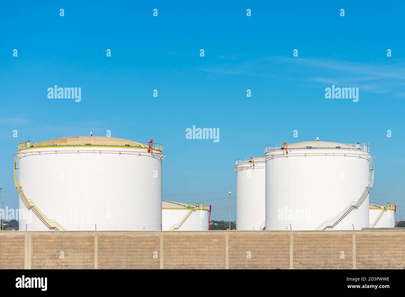 Huge tanks hi-res stock photography and images - Alamy