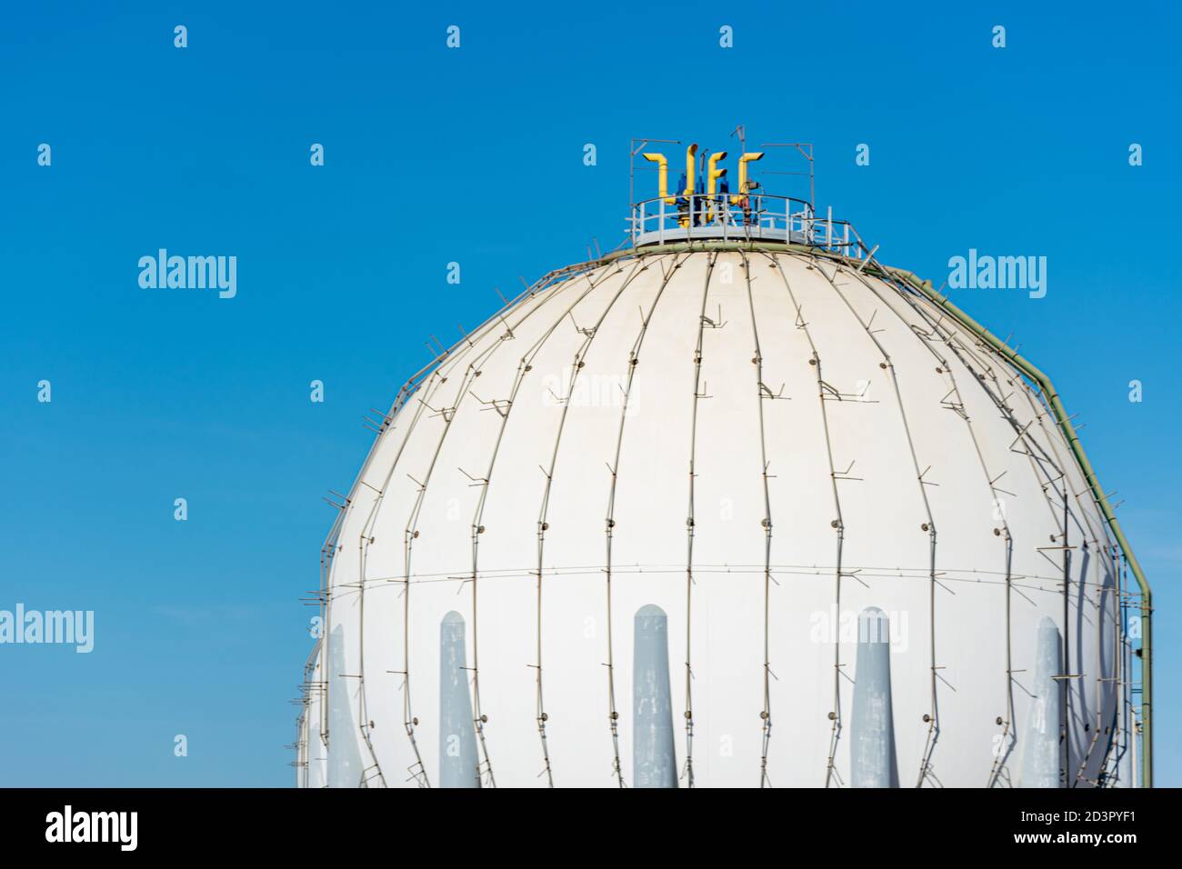 Refinery storage tanks hi-res stock photography and images - Alamy