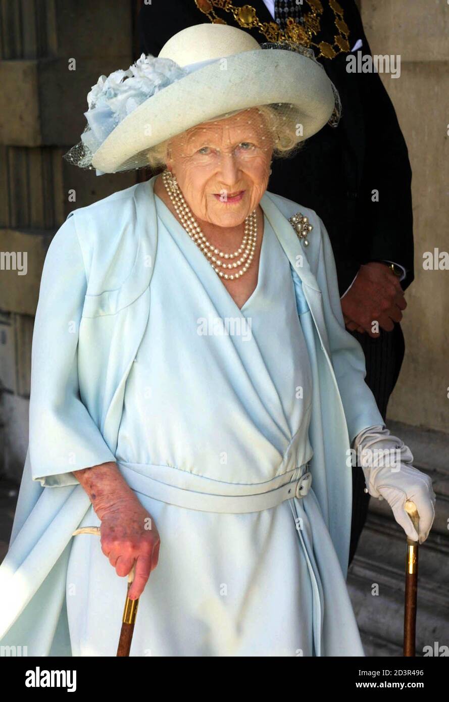 Queen mother remembrance service in hi-res stock photography and images ...