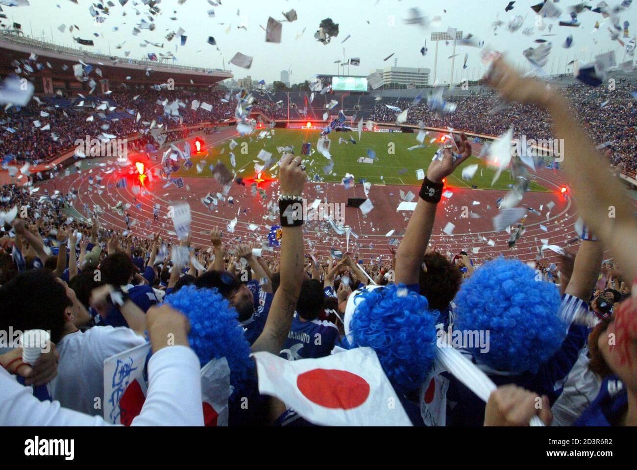 Japanese soccer fans cheer national hi-res stock photography and images ...