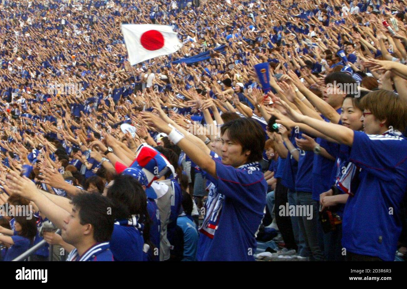 Japanese soccer fans cheer national hi-res stock photography and images ...
