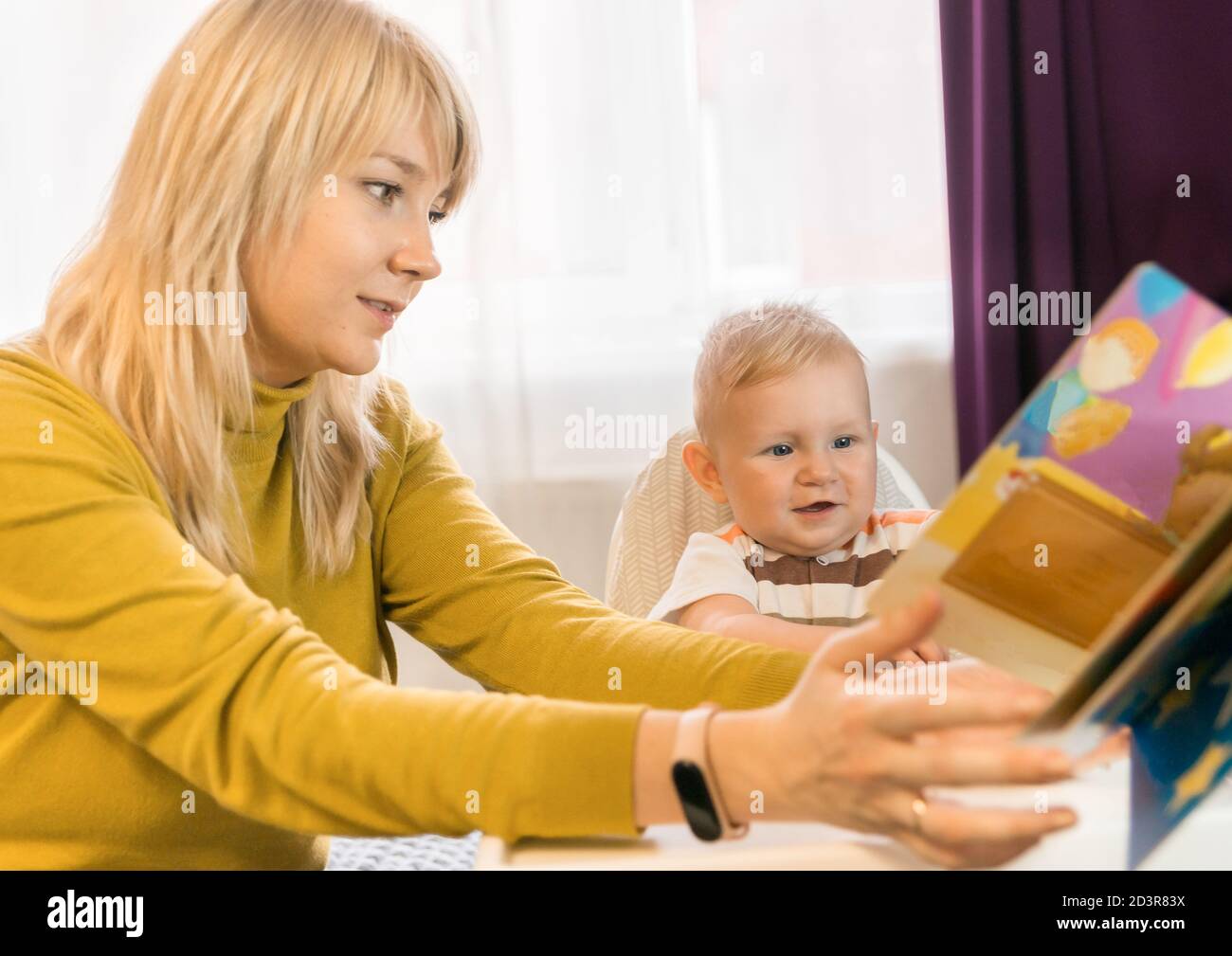Mom reading book baby girl hi-res stock photography and images - Alamy