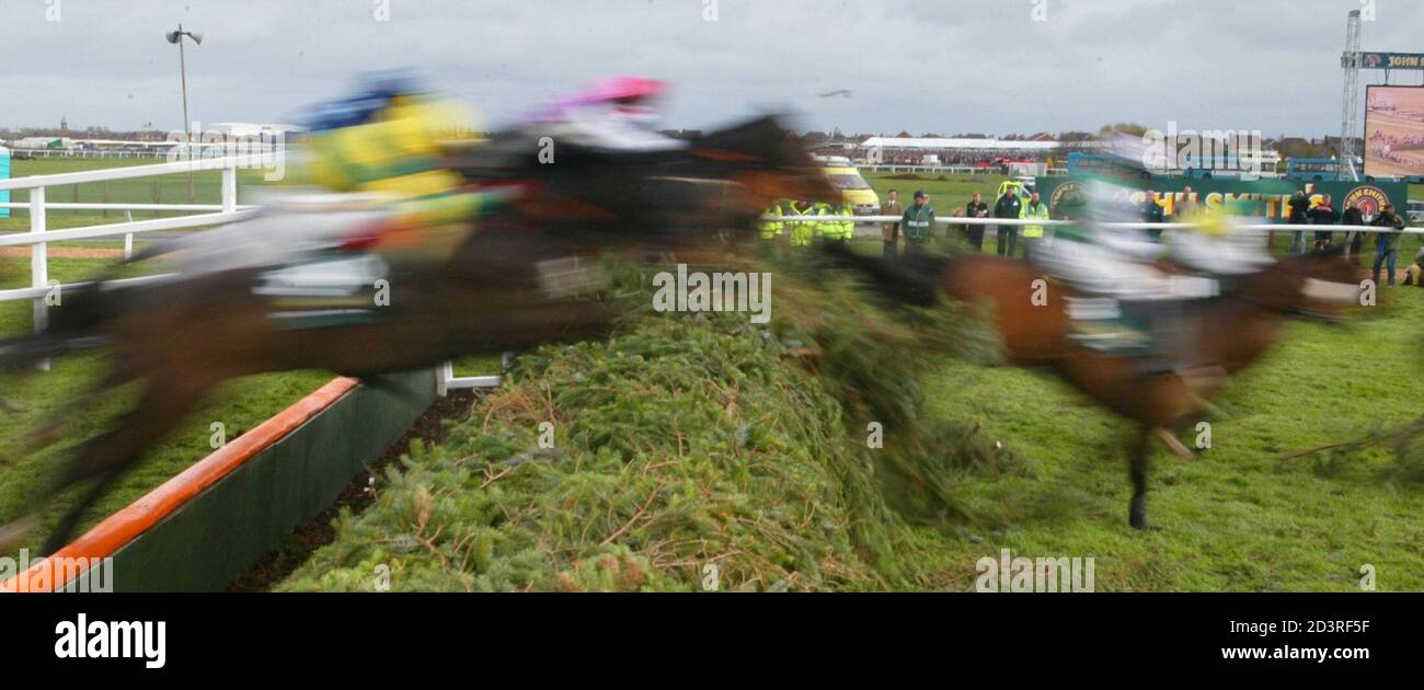 Grand national jump horses hi-res stock photography and images - Alamy