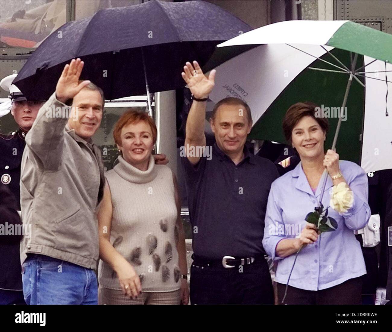 George w bush putin 2001 hi-res stock photography and images - Alamy