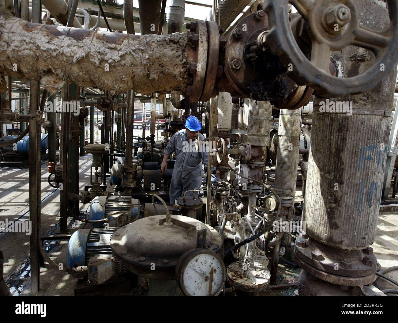 Middle east oil refinery worker hi-res stock photography and images - Alamy