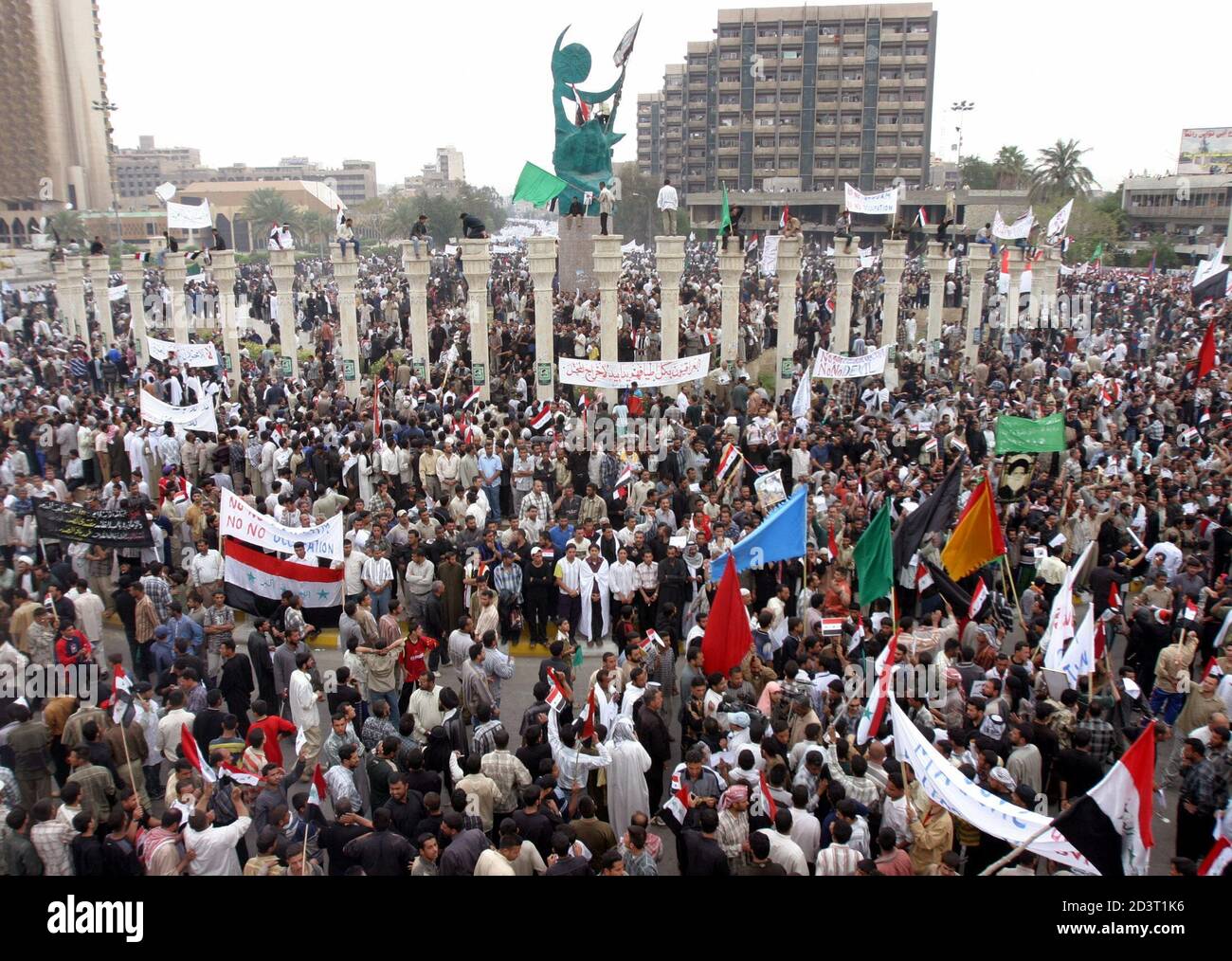 Statue president saddam hussein hi-res stock photography and images - Alamy