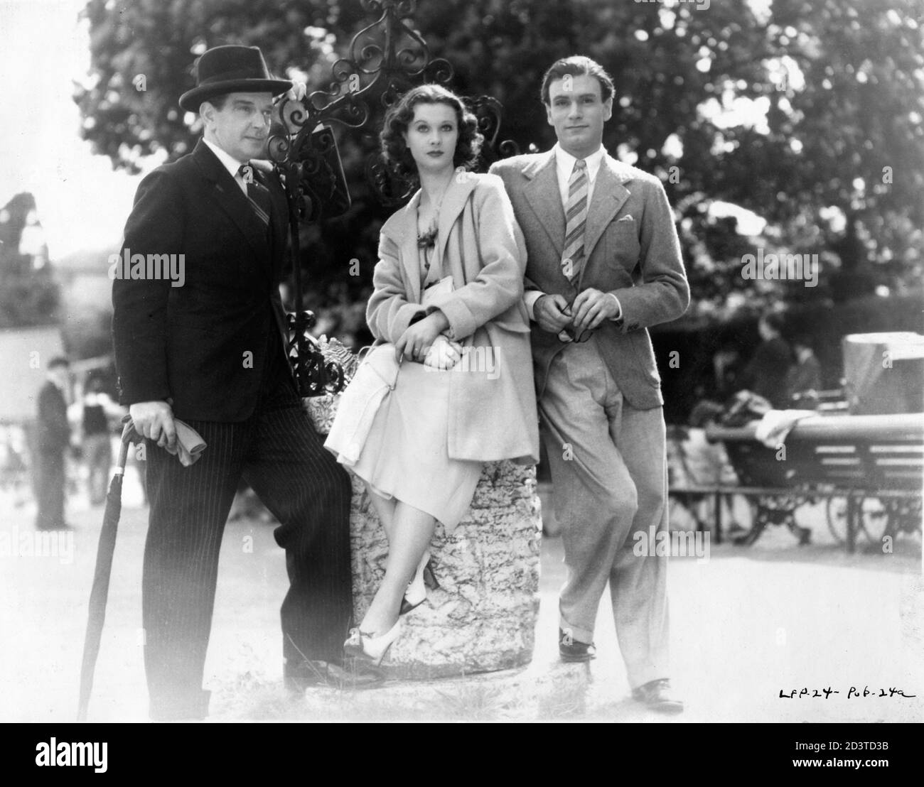 LESLIE BANKS VIVIEN LEIGH LAURENCE OLIVIER on set location candid in Southend England during ...