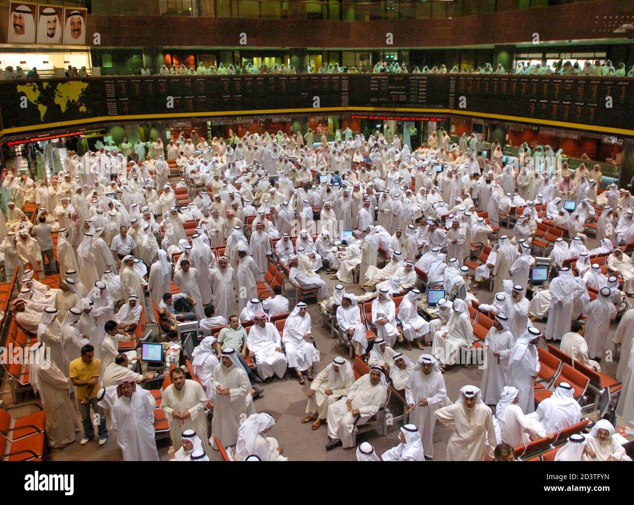 Kuwait stock market trading hi-res stock photography and images - Alamy
