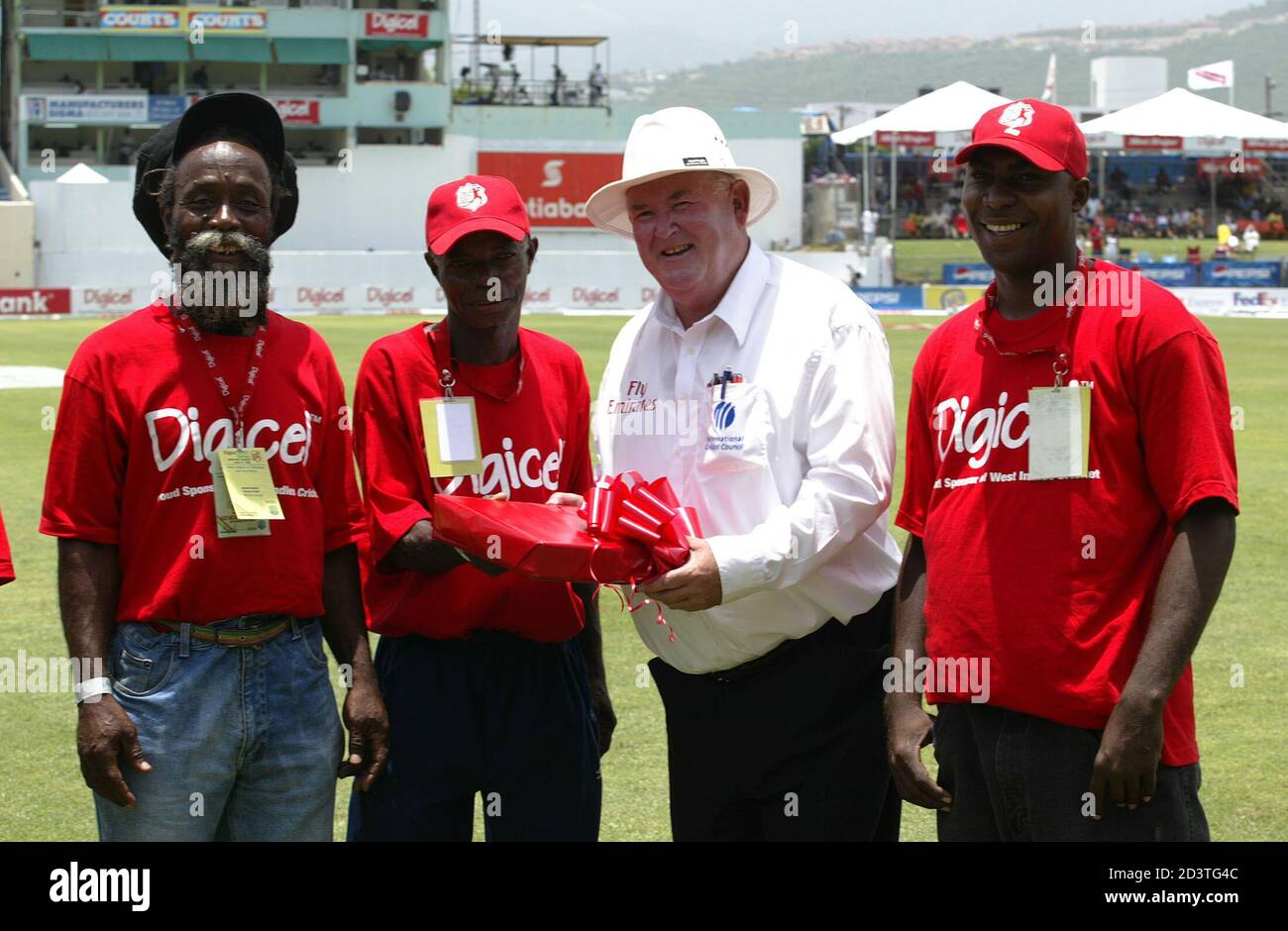 David shepherd cricket umpire hi-res stock photography and images - Alamy