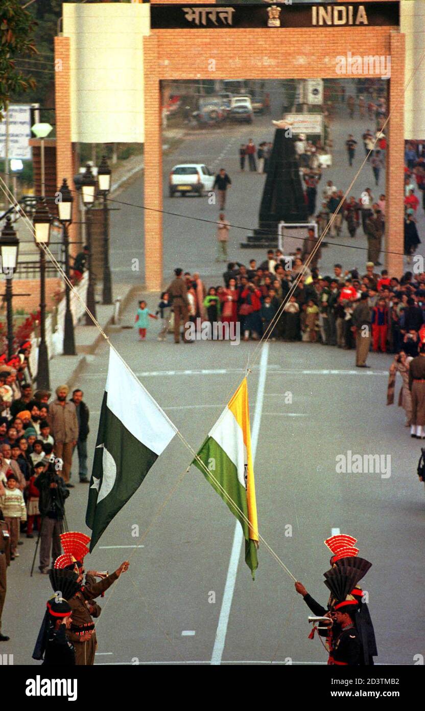 Huge pakistani flag hi-res stock photography and images - Alamy