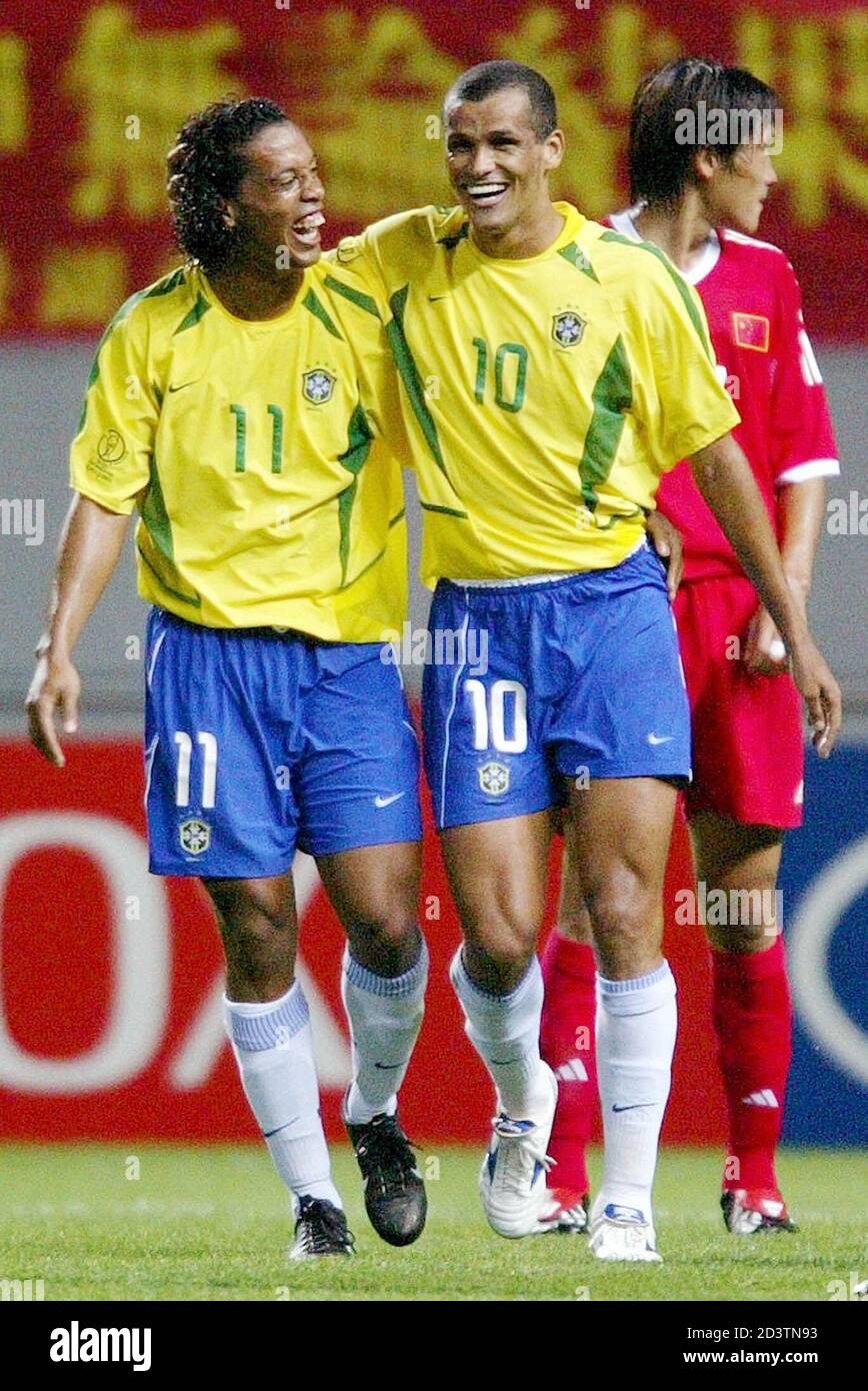 Ronaldinho goal 2002 hi-res stock photography and images - Alamy