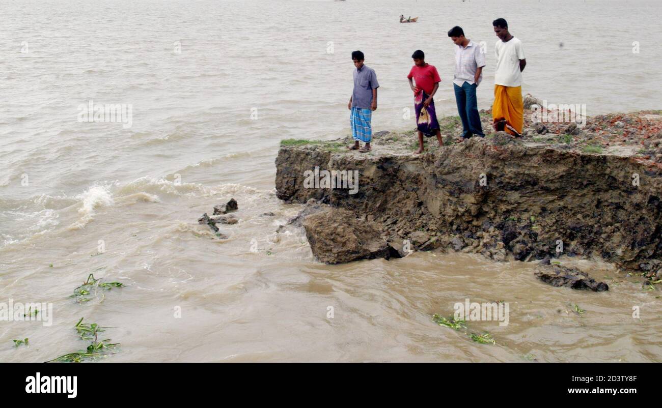 Bangladesh flood 2004 hi-res stock photography and images - Alamy