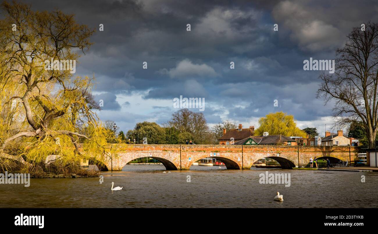 Bridge over river Avon, stratford Stock Photo - Alamy