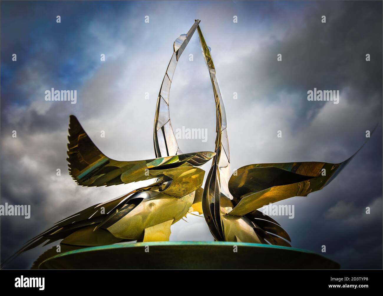 Swan Fountain sculpture, Stratford Stock Photo - Alamy