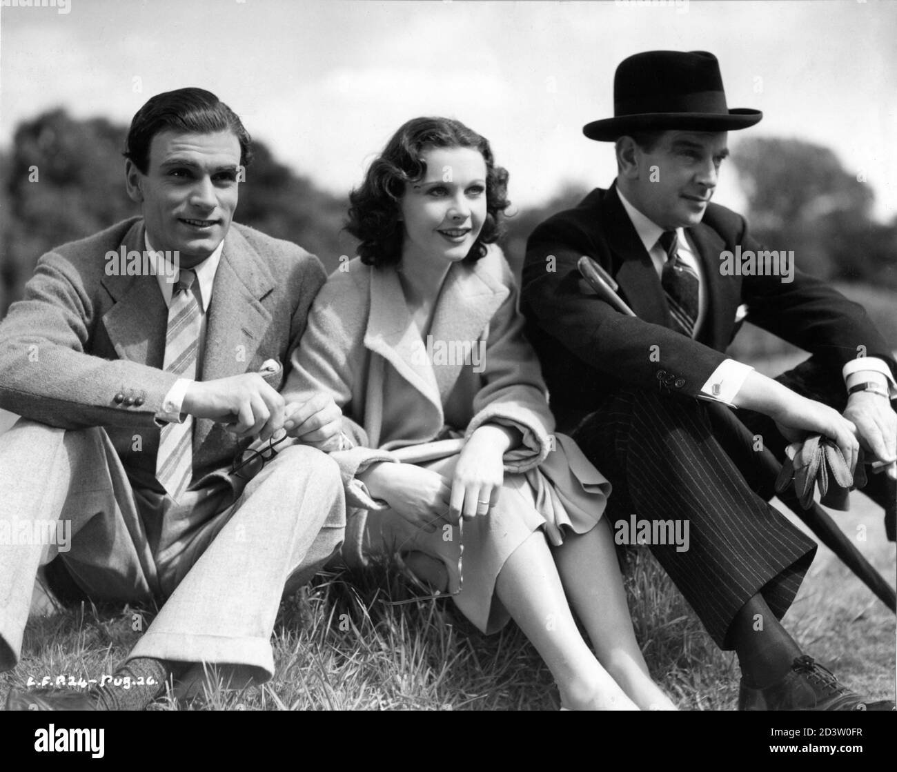 LAURENCE OLIVIER VIVIEN LEIGH and LESLIE BANKS on set location candid in Southend England during ...