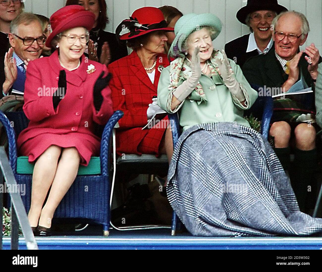 Queen elizabeth ii l queen elizabeth queen mother hi-res stock ...