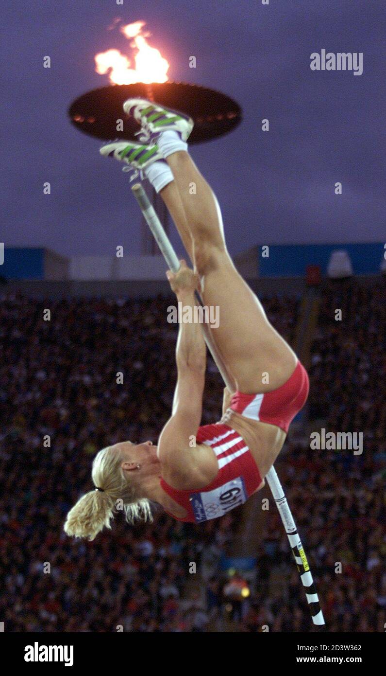 2000 olympics athletics pole vault hi-res stock photography and images - Alamy
