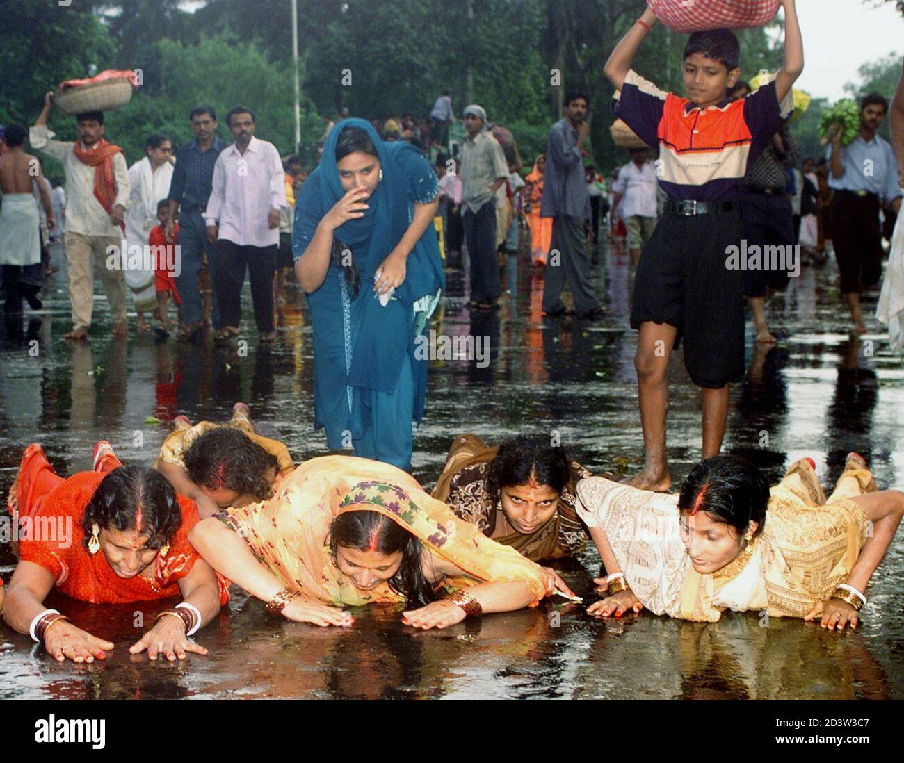 Night India Indian Women Praying High Resolution Stock Photography and ...