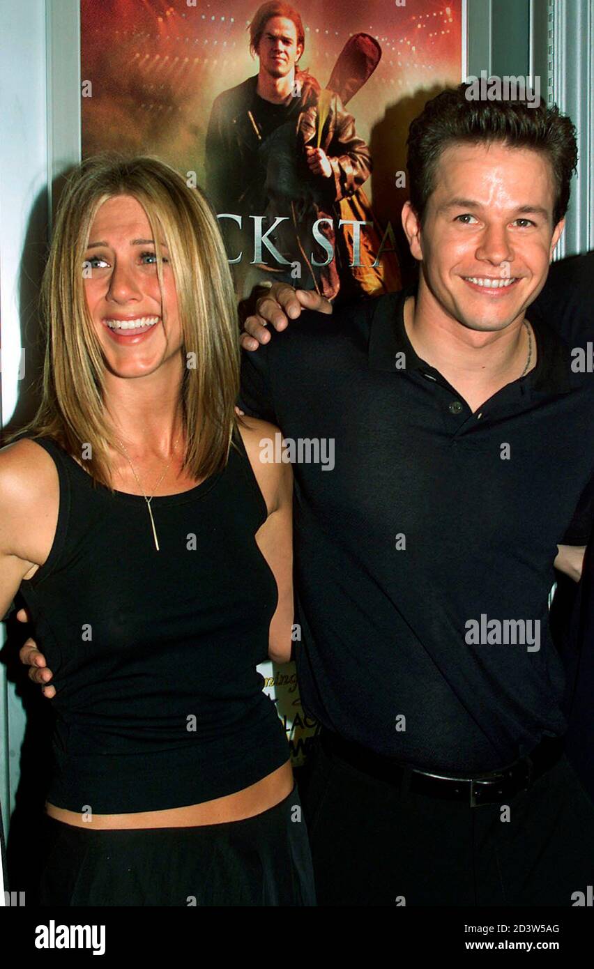 Jennifer aniston mark wahlberg rock hi-res stock photography and images ...