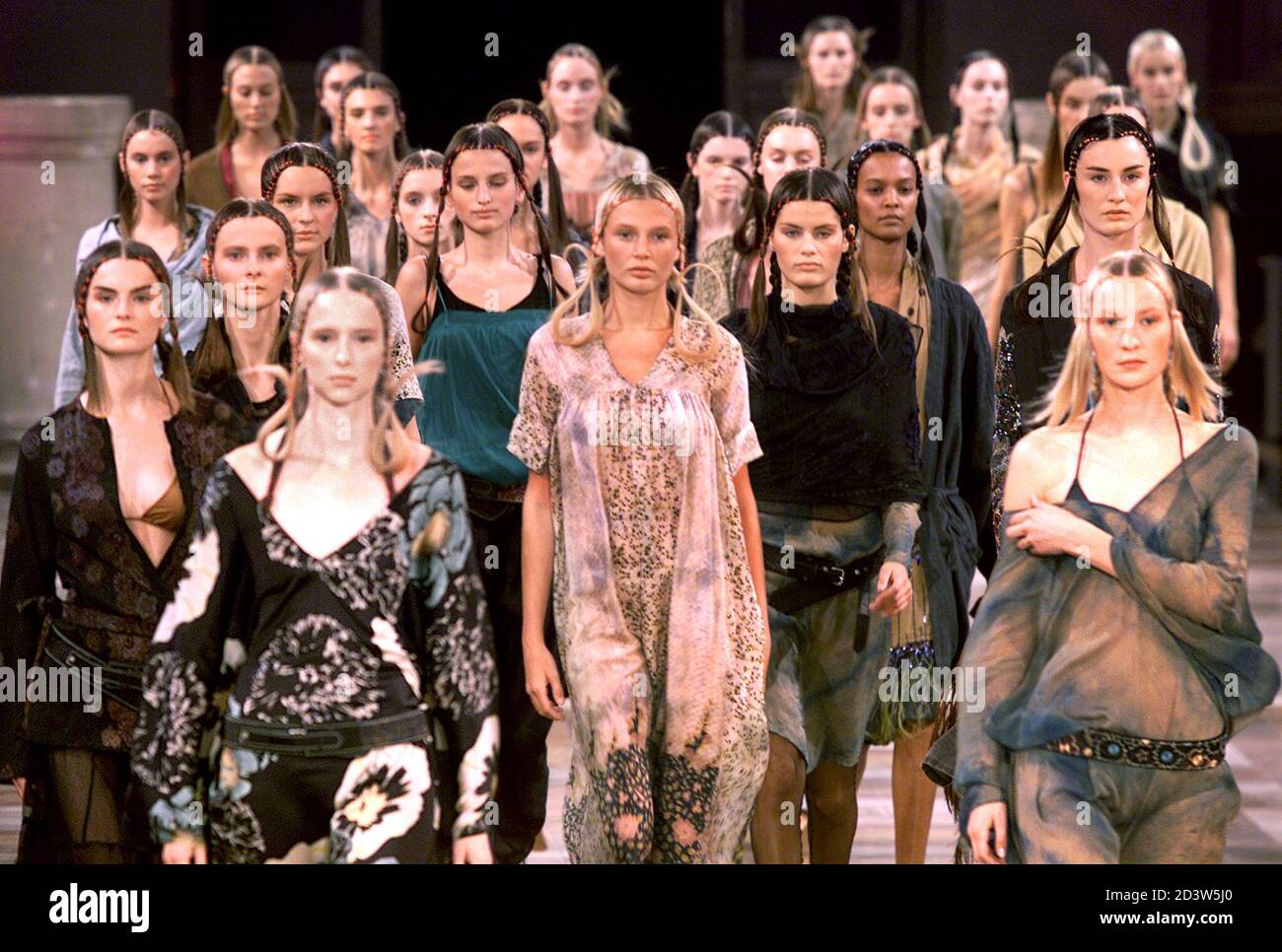 Fashion show catwalk 2001 hi-res stock photography and images - Alamy